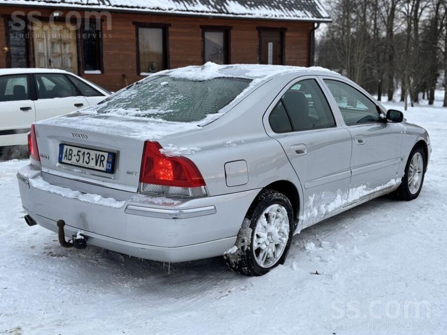 Pelēks Volvo S60 2004 Daugavpils, ar dzinēja tilpumu 2.50 L un nobraukumu 339 tūkst. km par 2200 €, foto 5 vietnē AUTOMOTO.COM.LV
