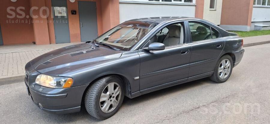 Pelēks Volvo S60 2004 Daugavpils, ar dzinēja tilpumu 2.40 L un nobraukumu 360 tūkst. km par 1600 €, foto 1 vietnē AUTOMOTO.COM.LV