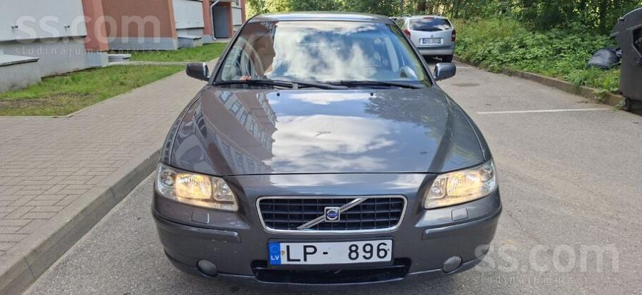 Pelēks Volvo S60 2004 Daugavpils, ar dzinēja tilpumu 2.40 L un nobraukumu 360 tūkst. km par 1600 €, foto 4 vietnē AUTOMOTO.COM.LV