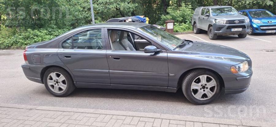 Pelēks Volvo S60 2004 Daugavpils, ar dzinēja tilpumu 2.40 L un nobraukumu 360 tūkst. km par 1600 €, foto 6 vietnē AUTOMOTO.COM.LV