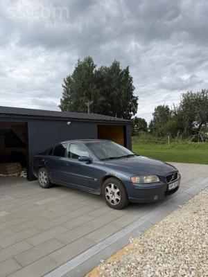 Pelēks Volvo S60 2004 Rīga, ar dzinēja tilpumu 2.40 L un nobraukumu 540 tūkst. km par 900 €, foto  vietnē AUTOMOTO.COM.LV