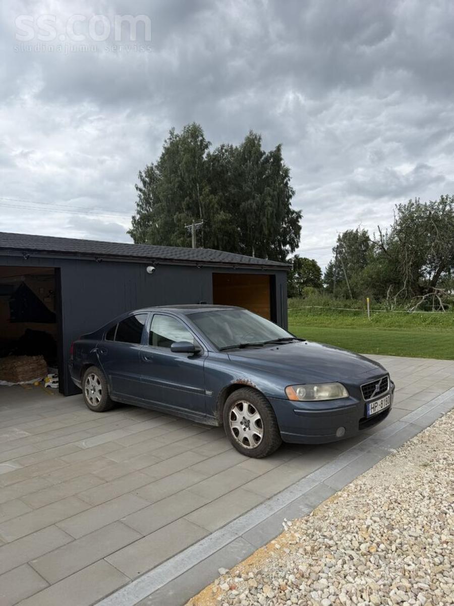 Grey Volvo S60 2004 in Riga, with an engine capacity of 2.40 L and mileage of 540 thousand km for 900 €, photo 1 on AUTOMOTO.COM.LV