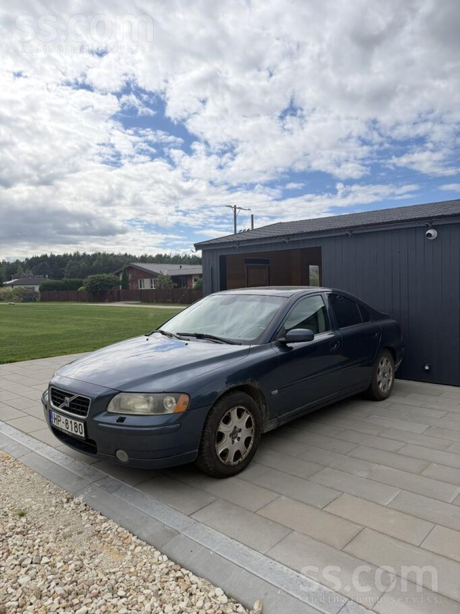 Grey Volvo S60 2004 in Riga, with an engine capacity of 2.40 L and mileage of 540 thousand km for 900 €, photo 3 on AUTOMOTO.COM.LV