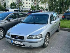 Pelēks Volvo S60 2004 Viļņa, ar dzinēja tilpumu 2.40 L un nobraukumu 446 tūkst. km par 700 €, foto  vietnē AUTOMOTO.COM.LV