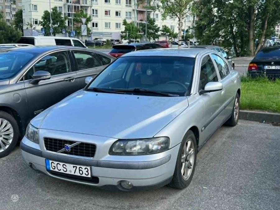 Pelēks Volvo S60 2004 Viļņa, ar dzinēja tilpumu 2.40 L un nobraukumu 446 tūkst. km par 700 €, foto 1 vietnē AUTOMOTO.COM.LV