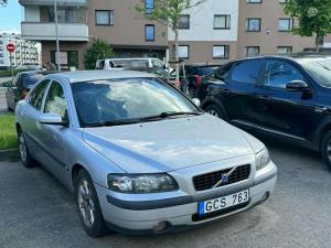 Pelēks Volvo S60 2004 Viļņa, ar dzinēja tilpumu 2.40 L un nobraukumu 446 tūkst. km par 700 €, foto 3 vietnē AUTOMOTO.COM.LV