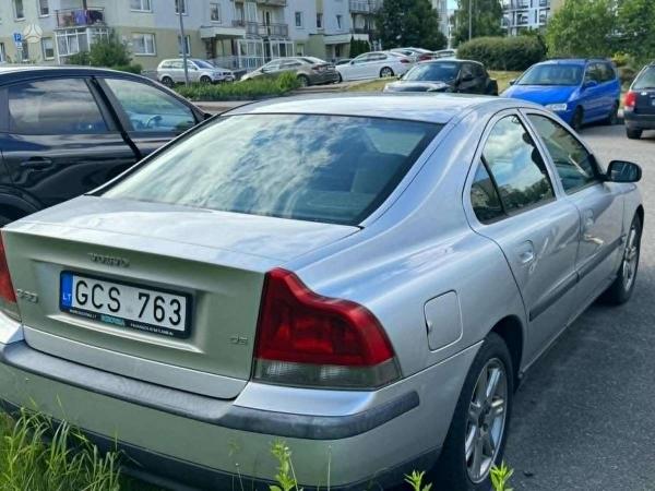 Серый Вольво С60 2004 в Вильнюс, объемом двигателя 2.40 л и пробегом 446 тыс. км за 700 €, фото 3 на AUTOMOTO.COM.LV