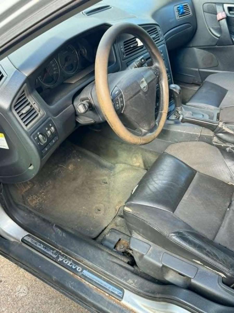 Pelēks Volvo S60 2004 Viļņa, ar dzinēja tilpumu 2.40 L un nobraukumu 446 tūkst. km par 700 €, foto 8 vietnē AUTOMOTO.COM.LV