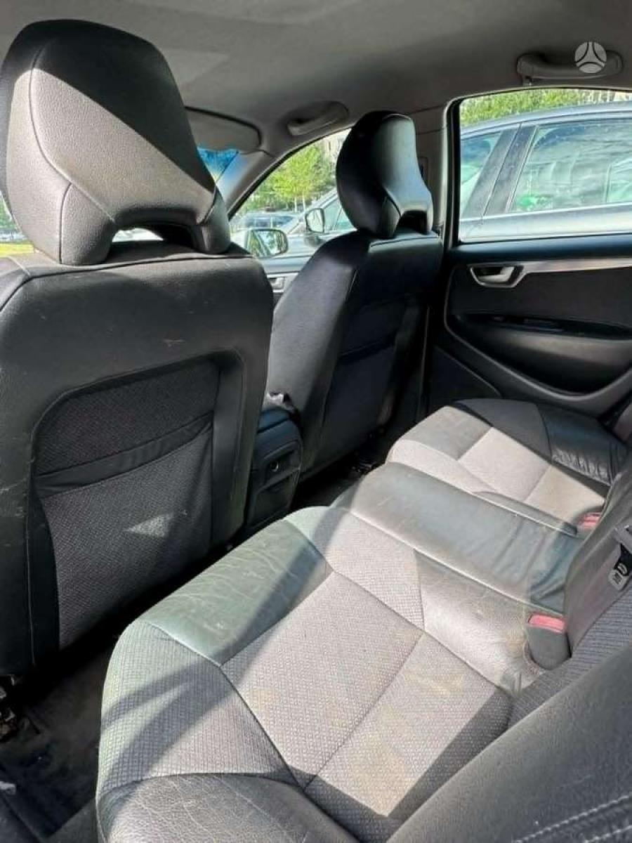 Pelēks Volvo S60 2004 Viļņa, ar dzinēja tilpumu 2.40 L un nobraukumu 446 tūkst. km par 700 €, foto 9 vietnē AUTOMOTO.COM.LV