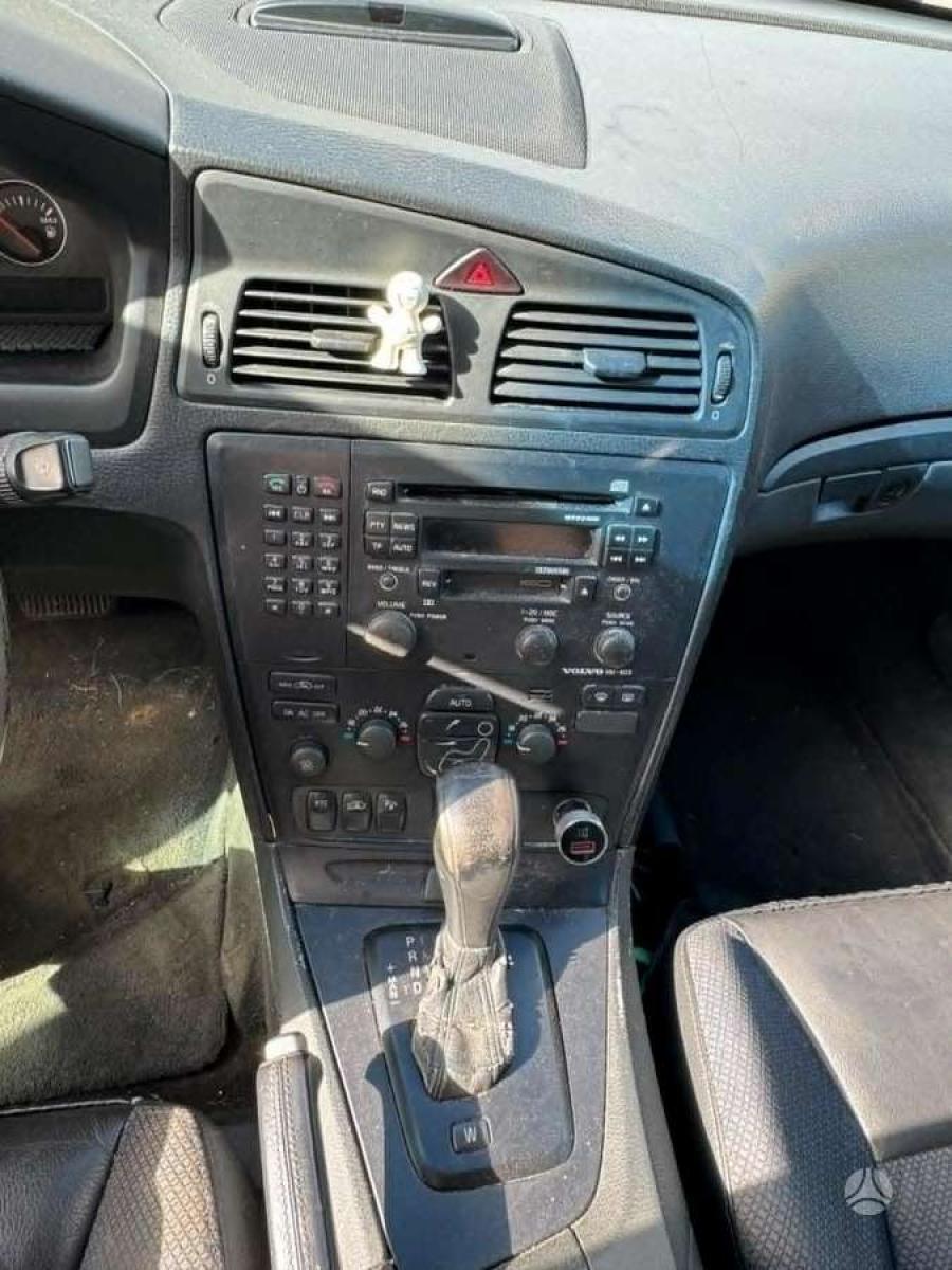 Pelēks Volvo S60 2004 Viļņa, ar dzinēja tilpumu 2.40 L un nobraukumu 446 tūkst. km par 700 €, foto 10 vietnē AUTOMOTO.COM.LV