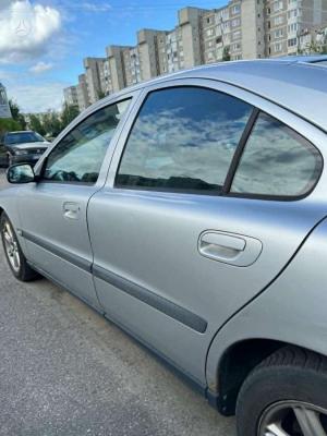 Pelēks Volvo S60 2004 Viļņa, ar dzinēja tilpumu 2.40 L un nobraukumu 446 tūkst. km par 700 €, foto 18 vietnē AUTOMOTO.COM.LV