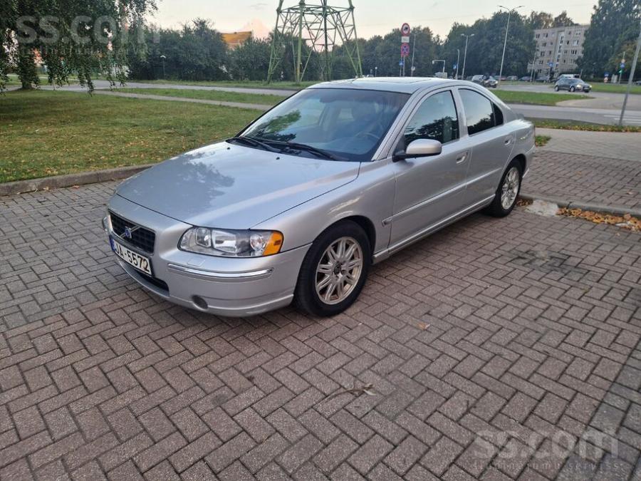 Grey Volvo S60 2004 in Riga, with an engine capacity of 2.40 L and mileage of 423 thousand km for 1300 €, photo 3 on AUTOMOTO.COM.LV