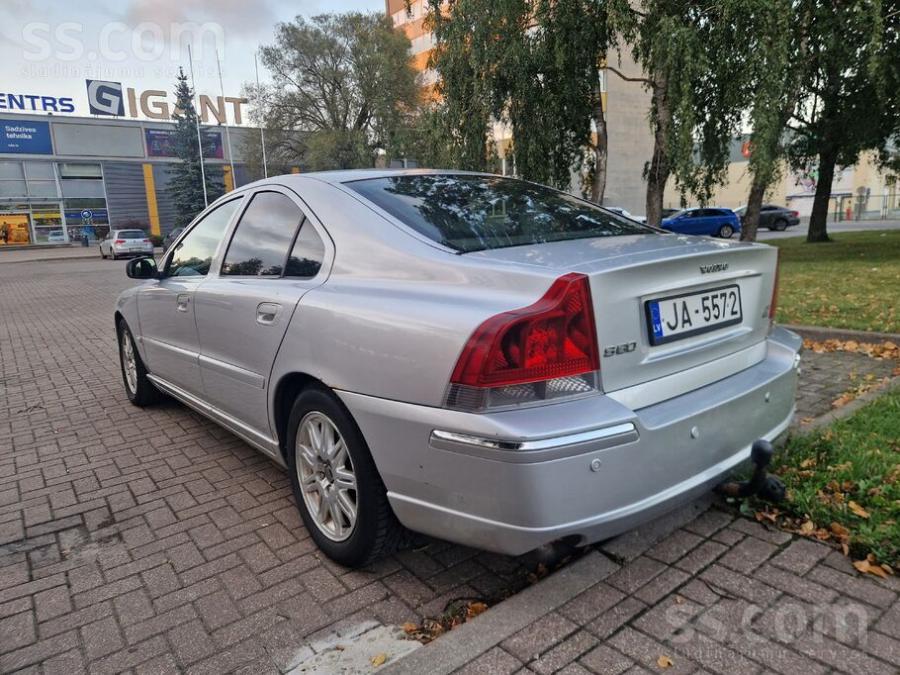 Grey Volvo S60 2004 in Riga, with an engine capacity of 2.40 L and mileage of 423 thousand km for 1300 €, photo 4 on AUTOMOTO.COM.LV
