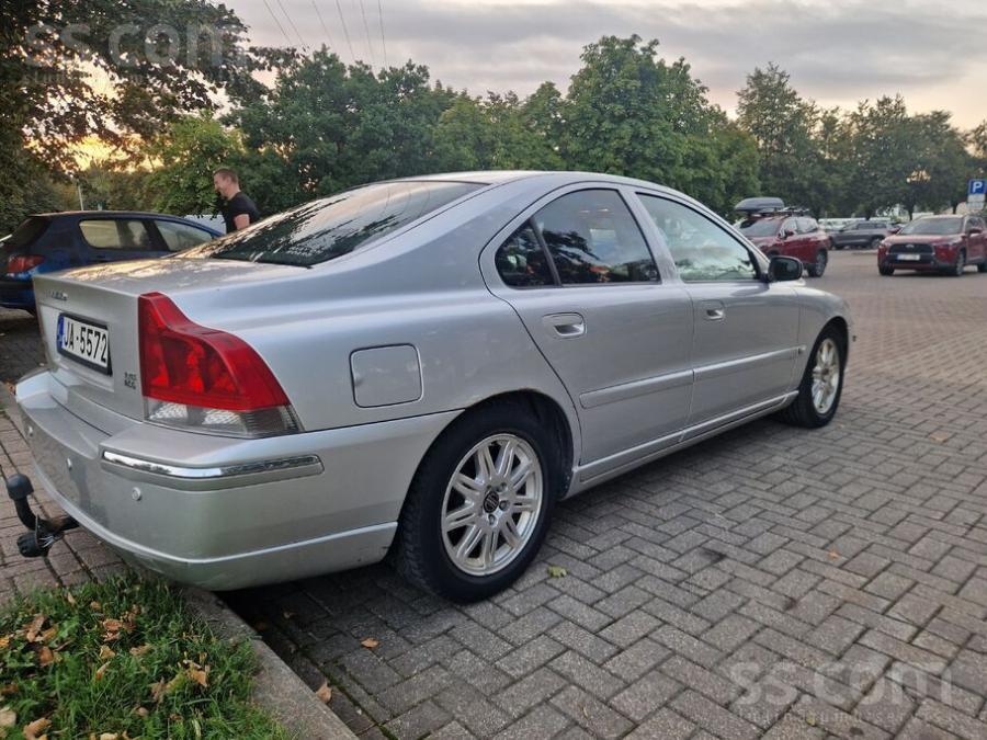 Grey Volvo S60 2004 in Riga, with an engine capacity of 2.40 L and mileage of 423 thousand km for 1300 €, photo 5 on AUTOMOTO.COM.LV