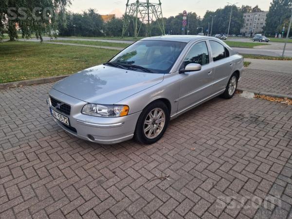 Grey Volvo S60 2004 in Riga, with an engine capacity of 2.40 L and mileage of 423 thousand km for 1300 €, photo 3 on AUTOMOTO.COM.LV