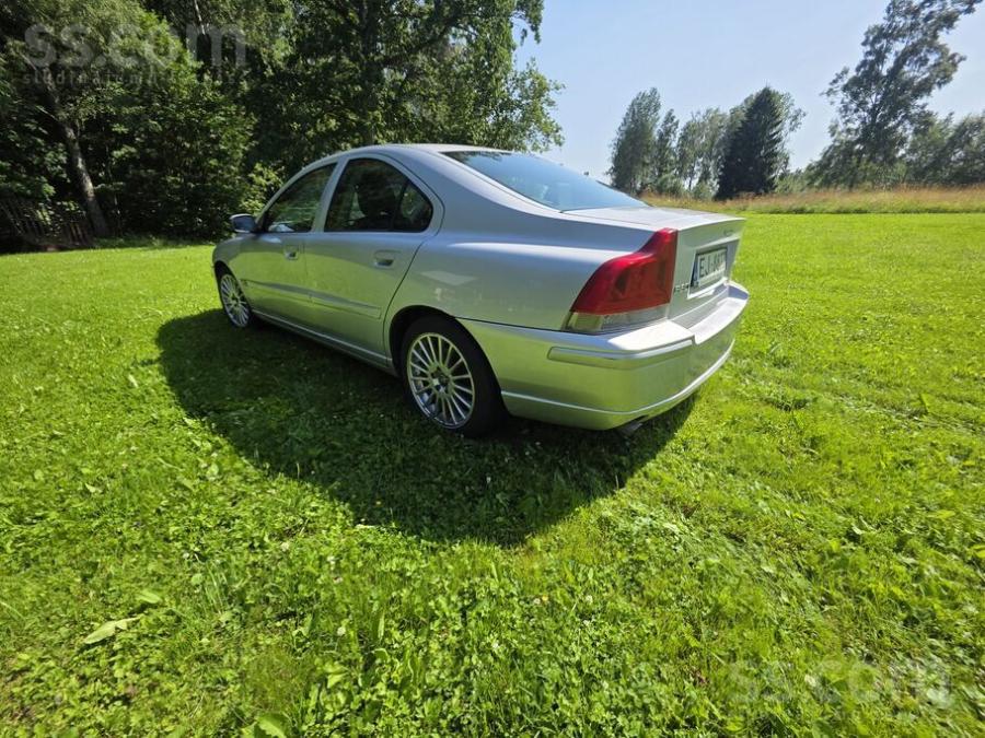 Grey Volvo S60 2004 in Riga, with an engine capacity of 2.40 L and mileage of 0 thousand km for 1000 €, photo 1 on AUTOMOTO.COM.LV