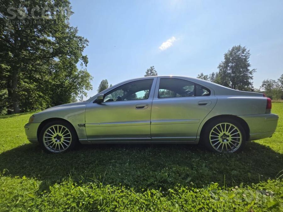 Grey Volvo S60 2004 in Riga, with an engine capacity of 2.40 L and mileage of 0 thousand km for 1000 €, photo 5 on AUTOMOTO.COM.LV