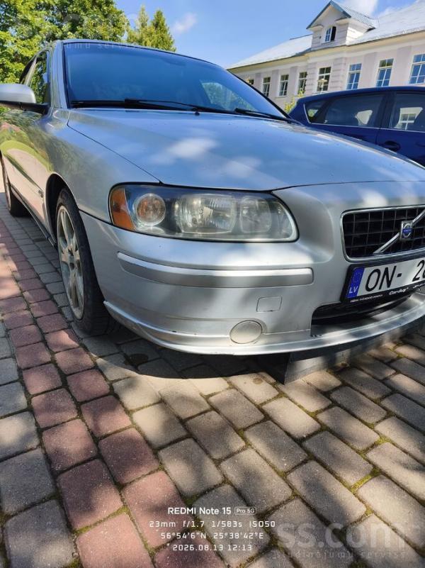 Pelēks Volvo S60 2004 Madona, ar dzinēja tilpumu 2.40 L un nobraukumu 411 tūkst. km par 1200 €, foto 3 vietnē AUTOMOTO.COM.LV