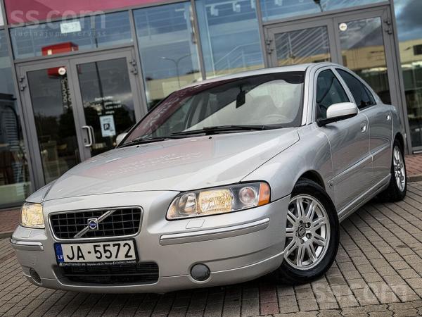 Grey Volvo S60 2004 in Riga, with an engine capacity of 2.40 L and mileage of 423 thousand km for 1790 €, photo 1 on AUTOMOTO.COM.LV