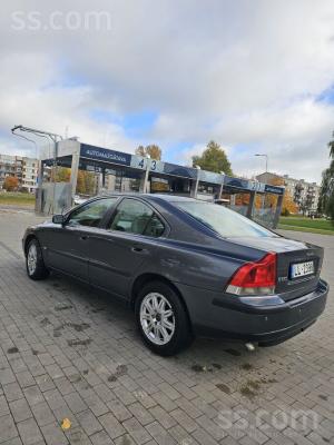 Pelēks Volvo S60 2004 Madona, ar dzinēja tilpumu 2.40 L un nobraukumu 366 tūkst. km par 1650 €, foto 4 vietnē AUTOMOTO.COM.LV