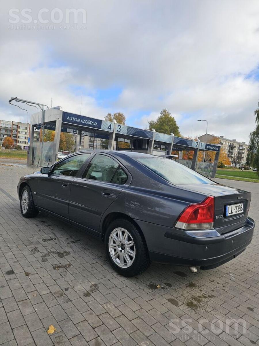 Pelēks Volvo S60 2004 Madona, ar dzinēja tilpumu 2.40 L un nobraukumu 366 tūkst. km par 1650 €, foto 4 vietnē AUTOMOTO.COM.LV