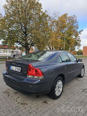 Pelēks Volvo S60 2004 Madona, ar dzinēja tilpumu 2.40 L un nobraukumu 366 tūkst. km par 1650 €, foto 5 vietnē AUTOMOTO.COM.LV