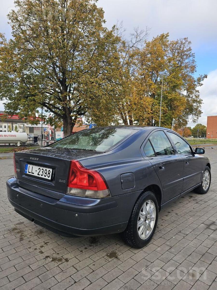 Pelēks Volvo S60 2004 Madona, ar dzinēja tilpumu 2.40 L un nobraukumu 366 tūkst. km par 1650 €, foto 5 vietnē AUTOMOTO.COM.LV
