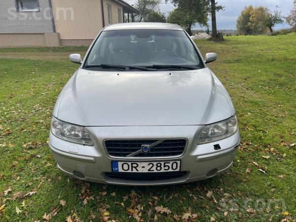 Pelēks Volvo S60 2004 Aizkraukle, ar dzinēja tilpumu 2.40 L un nobraukumu 335 tūkst. km par 2550 €, foto 1 vietnē AUTOMOTO.COM.LV
