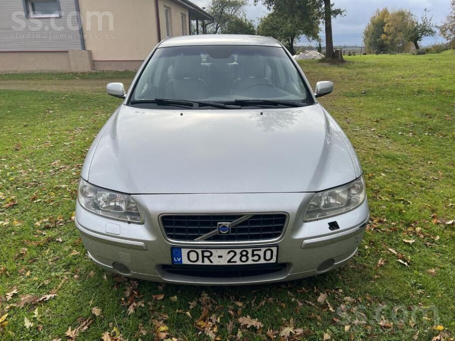 Grey Volvo S60 2004 in Aizkraukle, with an engine capacity of 2.40 L and mileage of 335 thousand km for 2550 €, photo 1 on AUTOMOTO.COM.LV