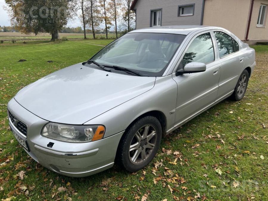 Grey Volvo S60 2004 in Aizkraukle, with an engine capacity of 2.40 L and mileage of 335 thousand km for 2550 €, photo 3 on AUTOMOTO.COM.LV