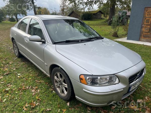 Pelēks Volvo S60 2004 Aizkraukle, ar dzinēja tilpumu 2.40 L un nobraukumu 335 tūkst. km par 2550 €, foto 4 vietnē AUTOMOTO.COM.LV