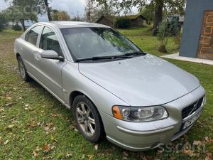 Grey Volvo S60 2004 in Aizkraukle, with an engine capacity of 2.40 L and mileage of 335 thousand km for 2550 €, photo 4 on AUTOMOTO.COM.LV