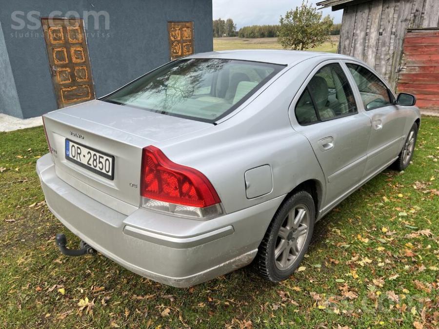 Grey Volvo S60 2004 in Aizkraukle, with an engine capacity of 2.40 L and mileage of 335 thousand km for 2550 €, photo 9 on AUTOMOTO.COM.LV