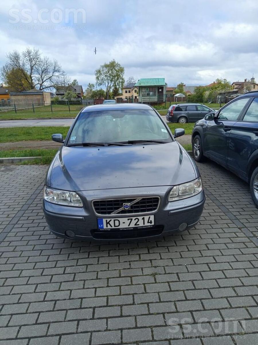 Grey Volvo S60 2005 in Liepaja, with an engine capacity of 2.40 L and mileage of 309 thousand km for 4750 €, photo 1 on AUTOMOTO.COM.LV