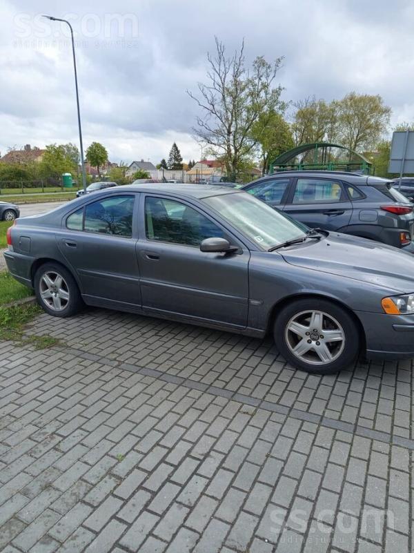 Pelēks Volvo S60 2005 Liepāja, ar dzinēja tilpumu 2.40 L un nobraukumu 309 tūkst. km par 4750 €, foto 5 vietnē AUTOMOTO.COM.LV