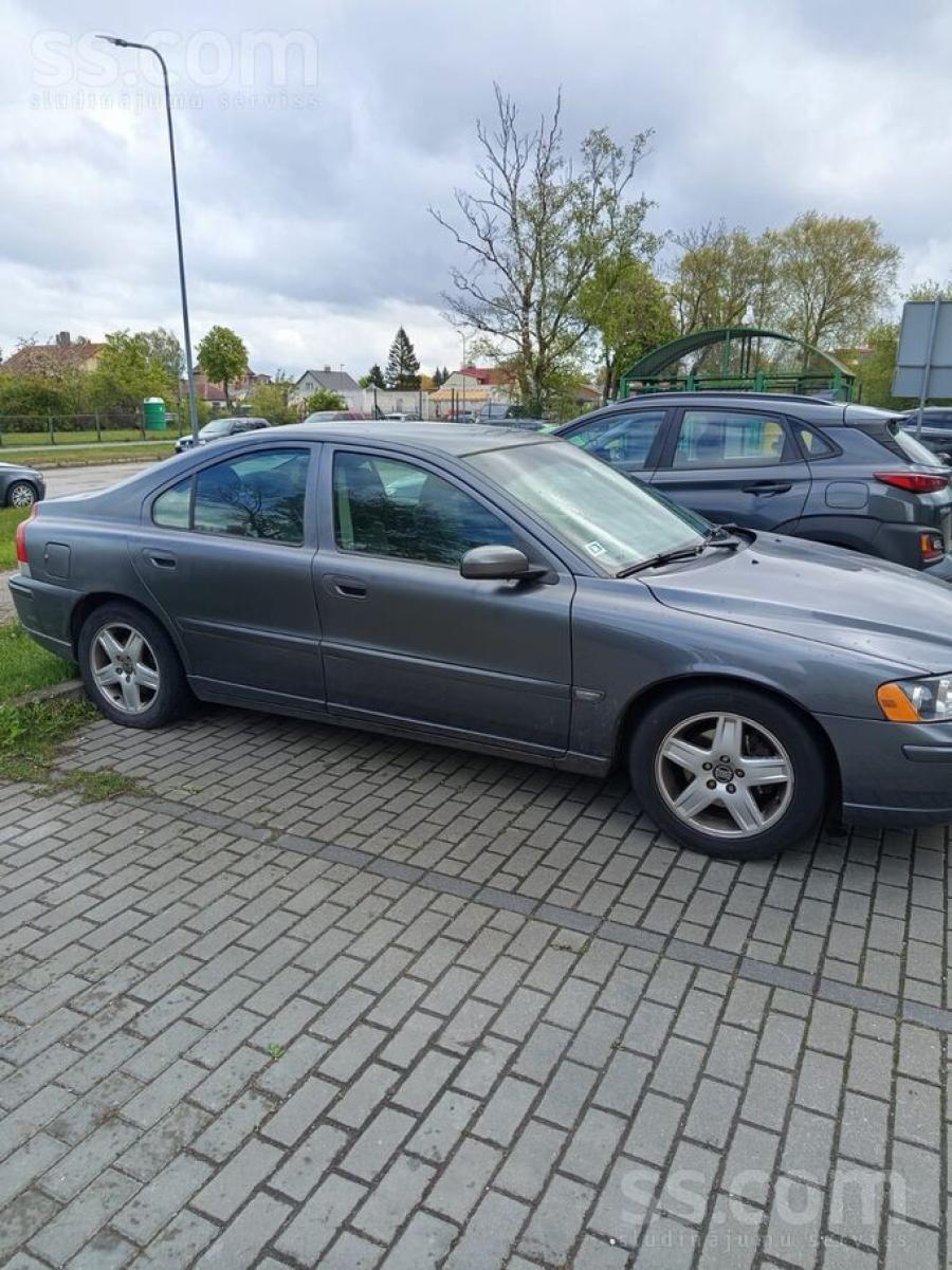 Grey Volvo S60 2005 in Liepaja, with an engine capacity of 2.40 L and mileage of 309 thousand km for 4750 €, photo 5 on AUTOMOTO.COM.LV