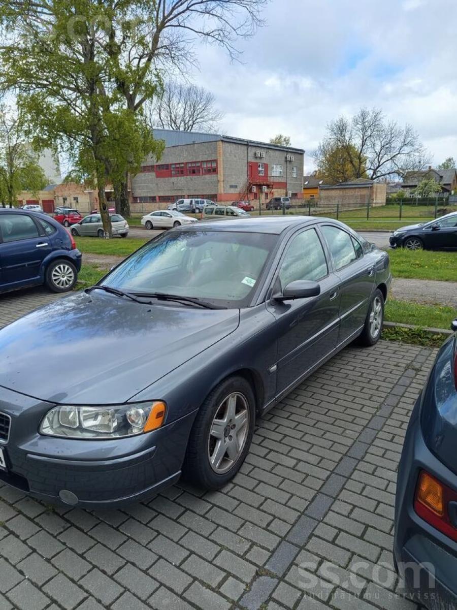 Grey Volvo S60 2005 in Liepaja, with an engine capacity of 2.40 L and mileage of 309 thousand km for 4750 €, photo 6 on AUTOMOTO.COM.LV