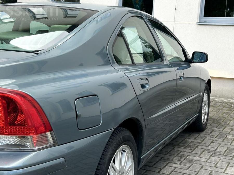 Grey Volvo S60 2005 in Jelgava, with an engine capacity of 2.40 L and mileage of 250 thousand km for 1850 €, photo 9 on AUTOMOTO.COM.LV