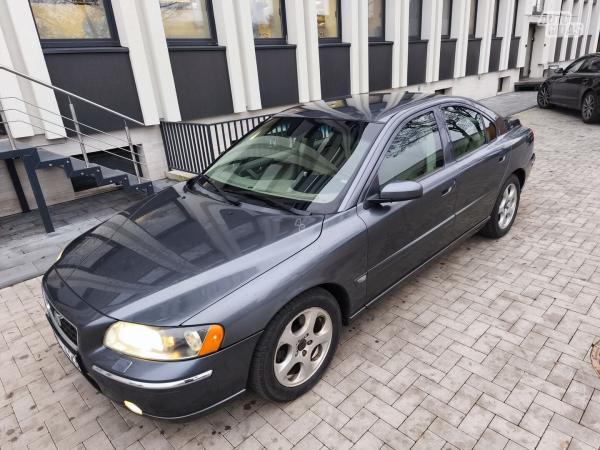 Grey Volvo S60 2005 in Taurage, with an engine capacity of 2.40 L and mileage of 325 thousand km for 1980 €, photo 1 on AUTOMOTO.COM.LV