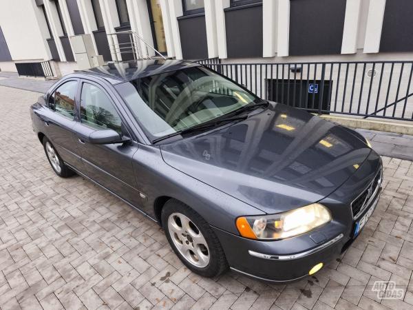 Pelēks Volvo S60 2005 Tauragė, ar dzinēja tilpumu 2.40 L un nobraukumu 325 tūkst. km par 1980 €, foto 2 vietnē AUTOMOTO.COM.LV