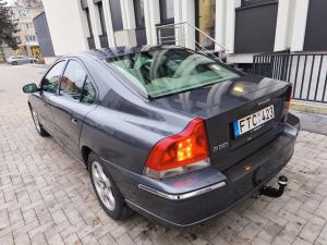 Grey Volvo S60 2005 in Taurage, with an engine capacity of 2.40 L and mileage of 325 thousand km for 1980 €, photo 3 on AUTOMOTO.COM.LV