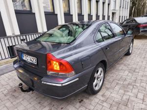 Grey Volvo S60 2005 in Taurage, with an engine capacity of 2.40 L and mileage of 325 thousand km for 1980 €, photo 4 on AUTOMOTO.COM.LV