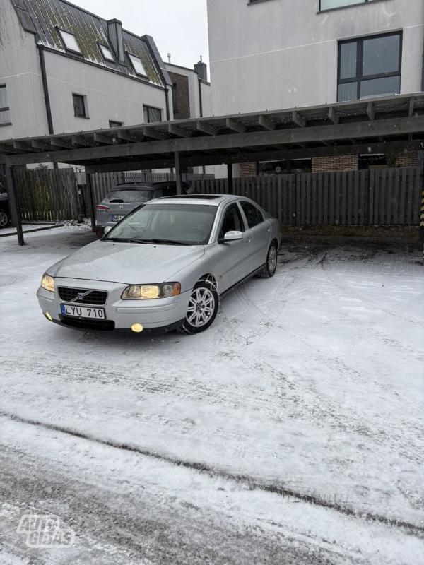 Pelēks Volvo S60 2005 Viļņa, ar dzinēja tilpumu 2.40 L un nobraukumu 310 tūkst. km par 1899 €, foto 1 vietnē AUTOMOTO.COM.LV