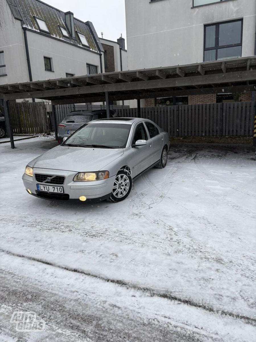 Pelēks Volvo S60 2005 Viļņa, ar dzinēja tilpumu 2.40 L un nobraukumu 310 tūkst. km par 1899 €, foto 1 vietnē AUTOMOTO.COM.LV