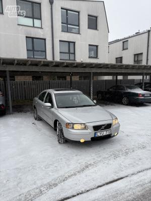 Pelēks Volvo S60 2005 Viļņa, ar dzinēja tilpumu 2.40 L un nobraukumu 310 tūkst. km par 1899 €, foto 2 vietnē AUTOMOTO.COM.LV