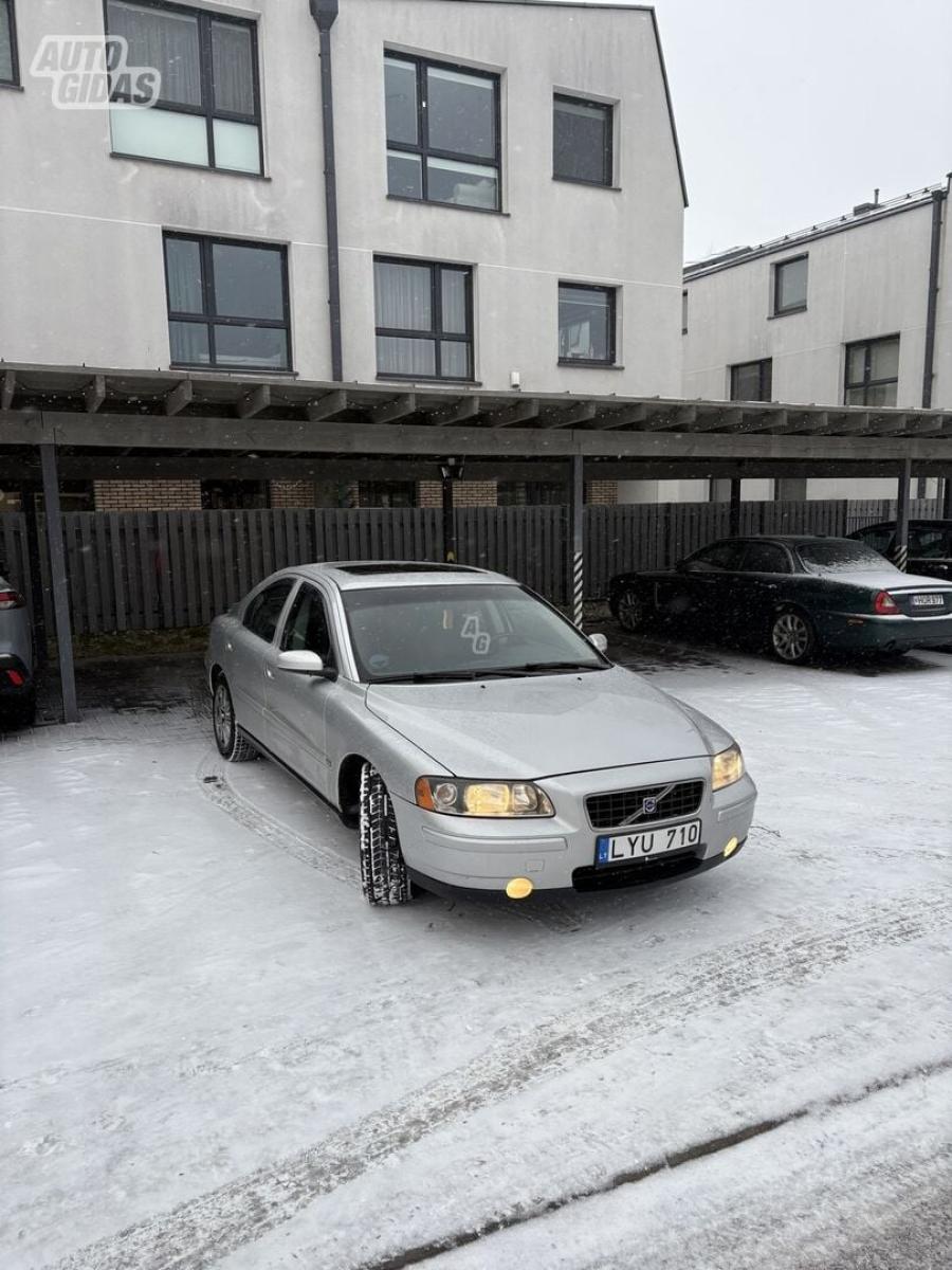 Pelēks Volvo S60 2005 Viļņa, ar dzinēja tilpumu 2.40 L un nobraukumu 310 tūkst. km par 1899 €, foto 2 vietnē AUTOMOTO.COM.LV