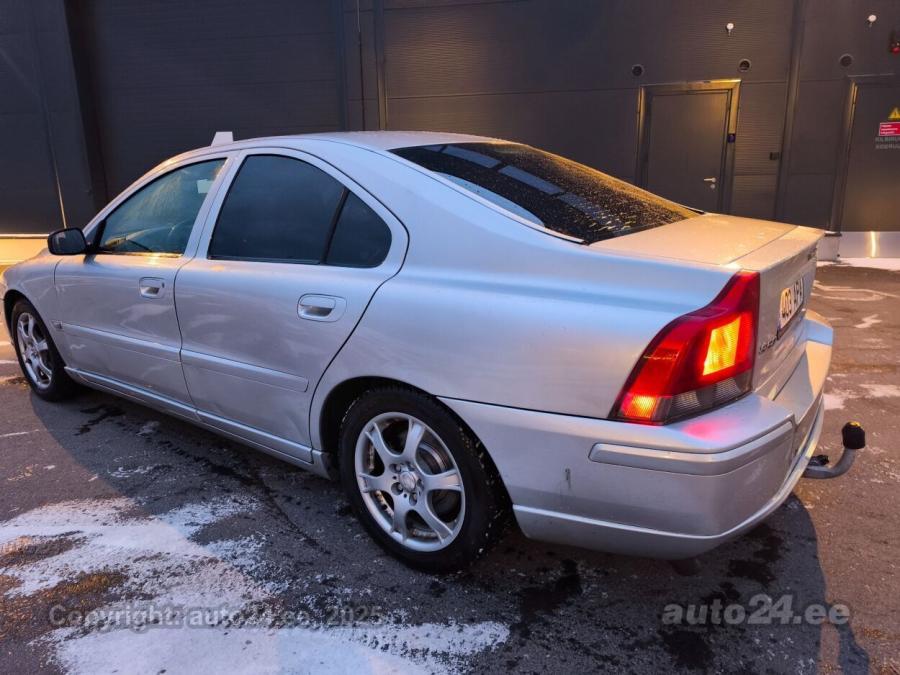 Grey Volvo S60 2005 in Tallinn, with an engine capacity of 2.40 L and mileage of 0 thousand km for 1900 €, photo 2 on AUTOMOTO.COM.LV