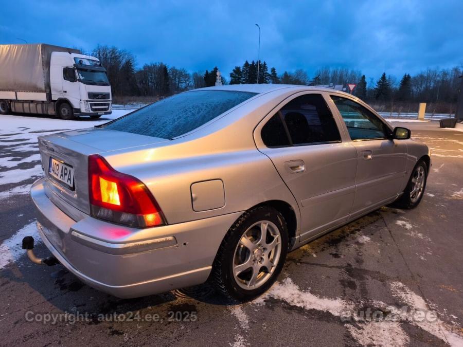 Grey Volvo S60 2005 in Tallinn, with an engine capacity of 2.40 L and mileage of 0 thousand km for 1900 €, photo 4 on AUTOMOTO.COM.LV