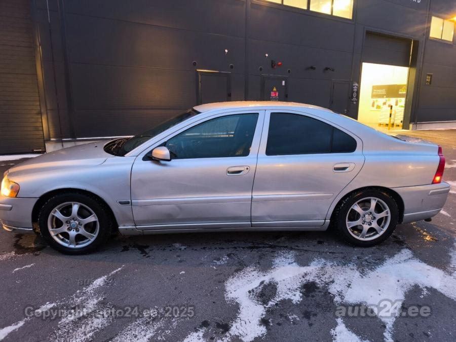Grey Volvo S60 2005 in Tallinn, with an engine capacity of 2.40 L and mileage of 0 thousand km for 1900 €, photo 7 on AUTOMOTO.COM.LV