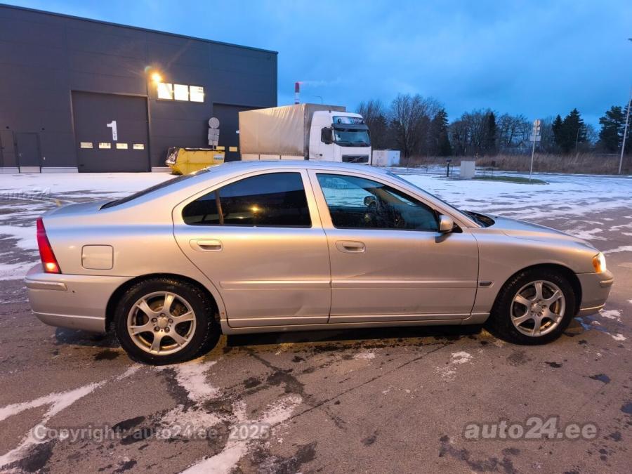 Grey Volvo S60 2005 in Tallinn, with an engine capacity of 2.40 L and mileage of 0 thousand km for 1900 €, photo 8 on AUTOMOTO.COM.LV